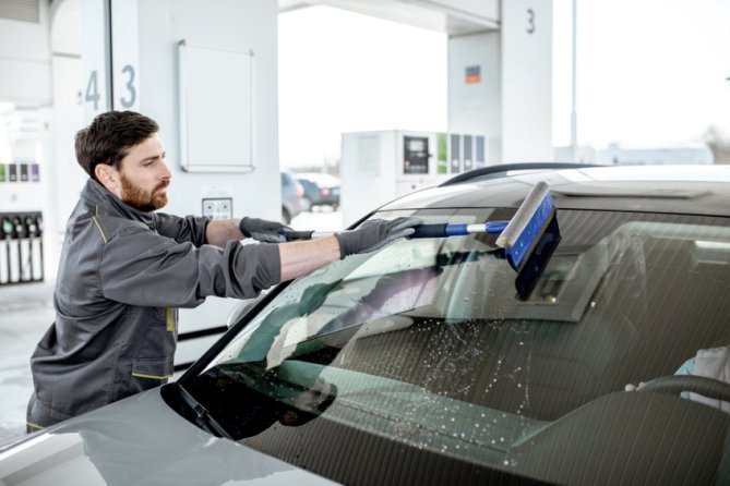 How to Safely Remove 3 Types of Stuck-On Gunk From Auto Glass | Only 1 ...